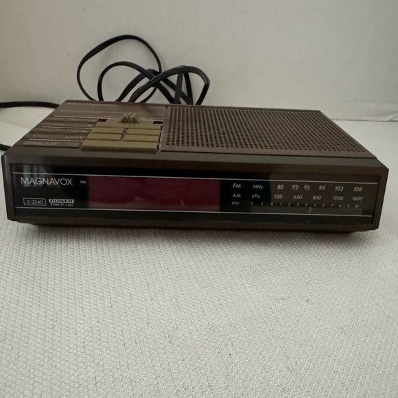 Magnavox | Other | Vintage Magnavox D324 Alarm Clock Radio In Working ...